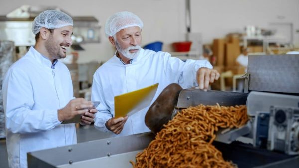 Why Food Manufacturing Uniforms Are Key to Safety & Hygiene