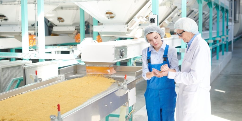Key Features of Food Manufacturing Uniforms for Safety